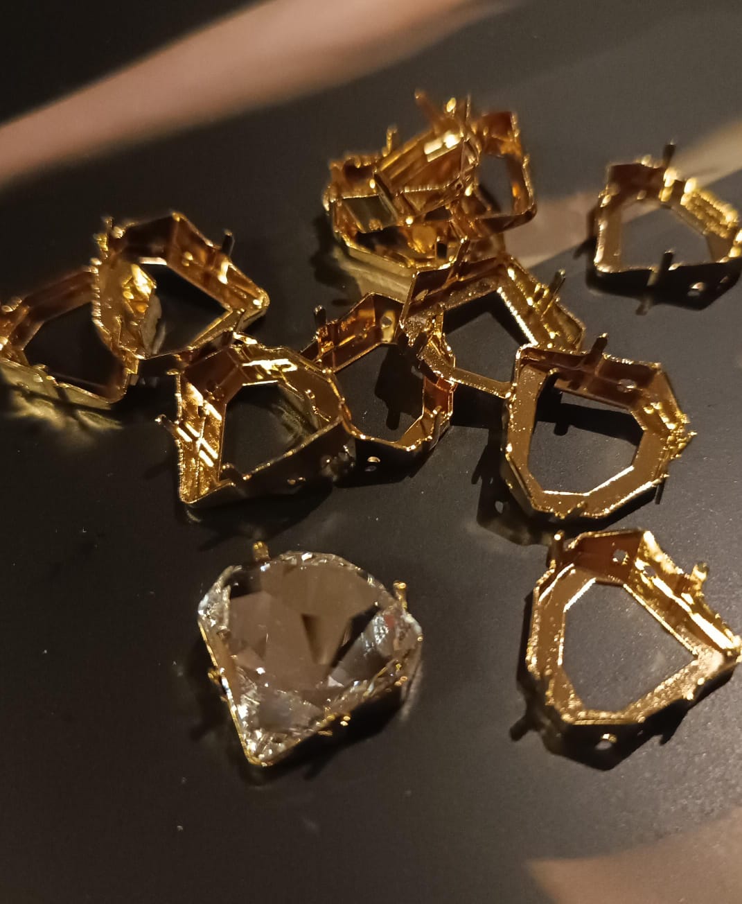 Swarovski® Fassung Tilted Chaton Gold 18mm – Shining Moments